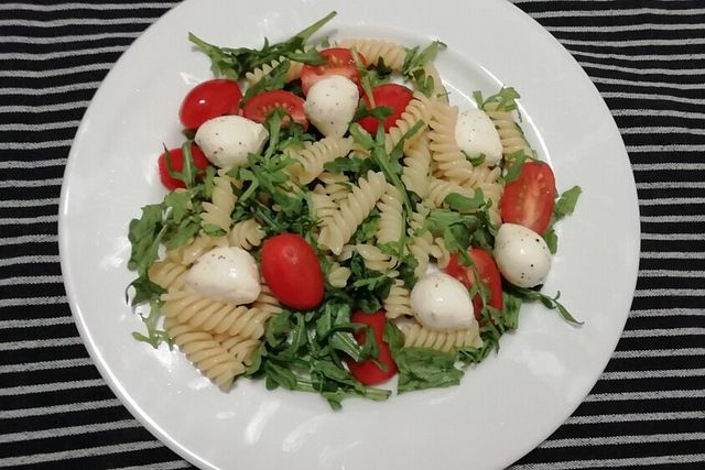 Nudelsalat mit Rucola, Tomate und Mozzarella von moselle