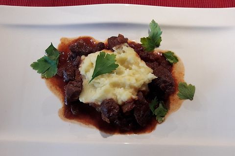 Gulasch mit Rotwein und Rosmarin von FrauNudel
