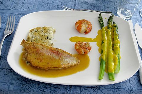 Rotbarbenfilets auf Risottomedaillon und Riesengarnele mit gefüllten ...