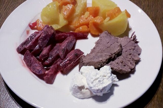 Gekochtes Rindfleisch mit Bouillonkartoffeln und Rote Bete - Salat von ...