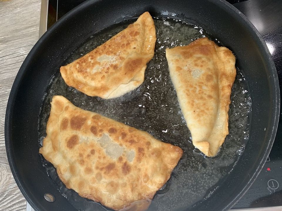 Piraschki mit Hackfleisch und Rhabarberfüllung von Zuckeraerschle| Chefkoch