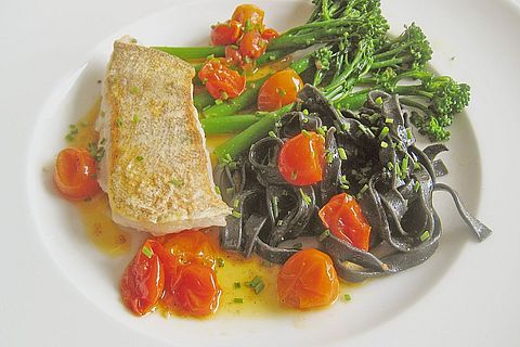 Zackenbarschfilet mit Schmortomaten, Spargoli und Tonnarelli von schrat