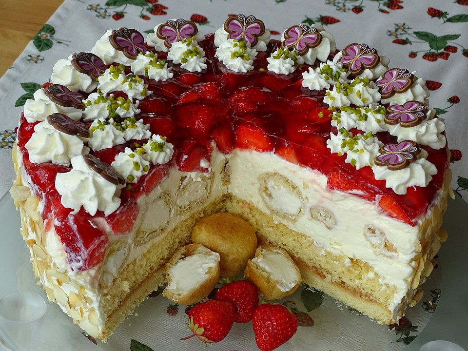 Windbeuteltorte mit Erdbeeren und Eierlikör von pinktroublebee| Chefkoch