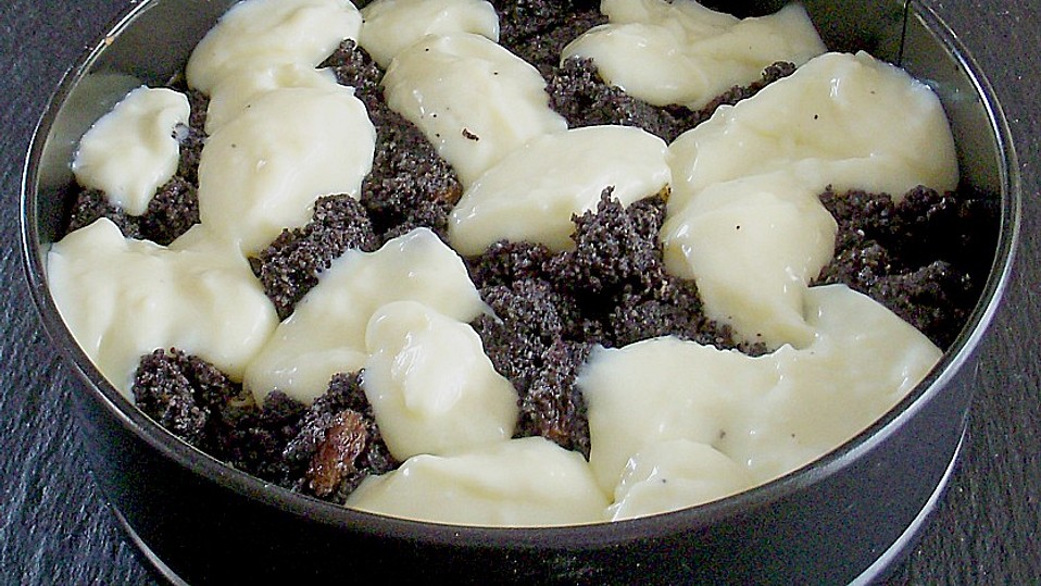 Pudding Schnitten mit Mohn und knusprigen Streuseln von pinktroublebee