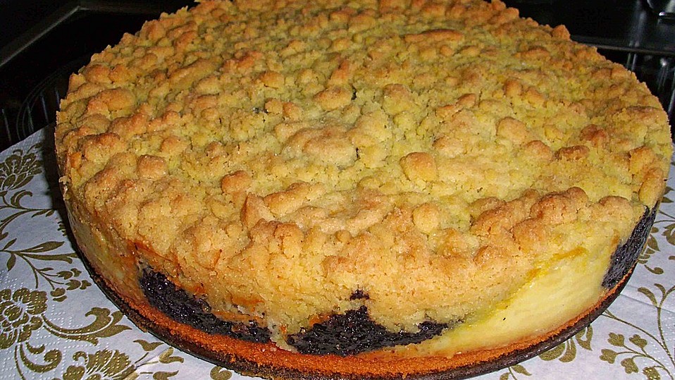 Pudding Schnitten mit Mohn und knusprigen Streuseln von pinktroublebee