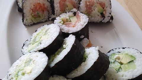 Futomaki, Sushi mit geräuchertem Lachs und Frischkäse von macneef