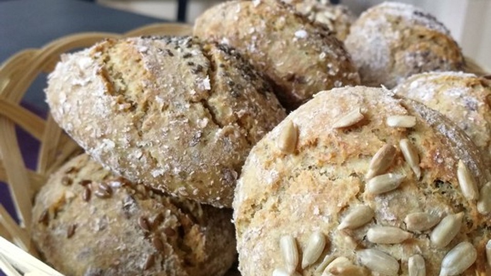 Schnelle Quarkbrötchen mit Sesam
