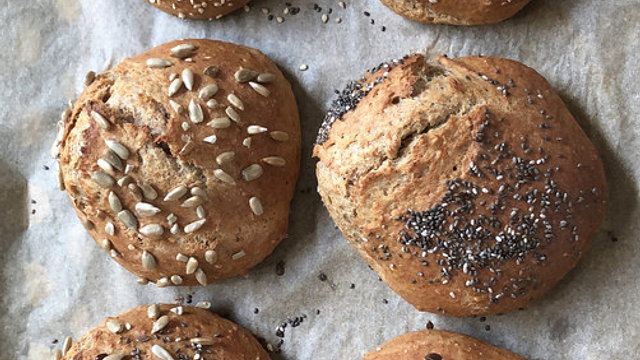 Schnelle Quarkbrötchen mit Sesam