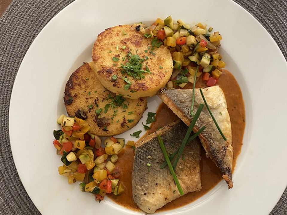 Wolfsbarschfilet auf der Haut gebraten, mit Paprikasauce und ...