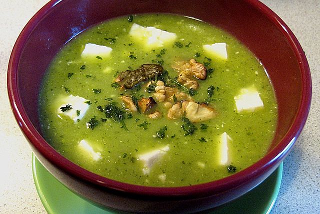 Zucchinicremesüppchen mit Schafskäsewürfeln und gerösteten Walnüssen ...