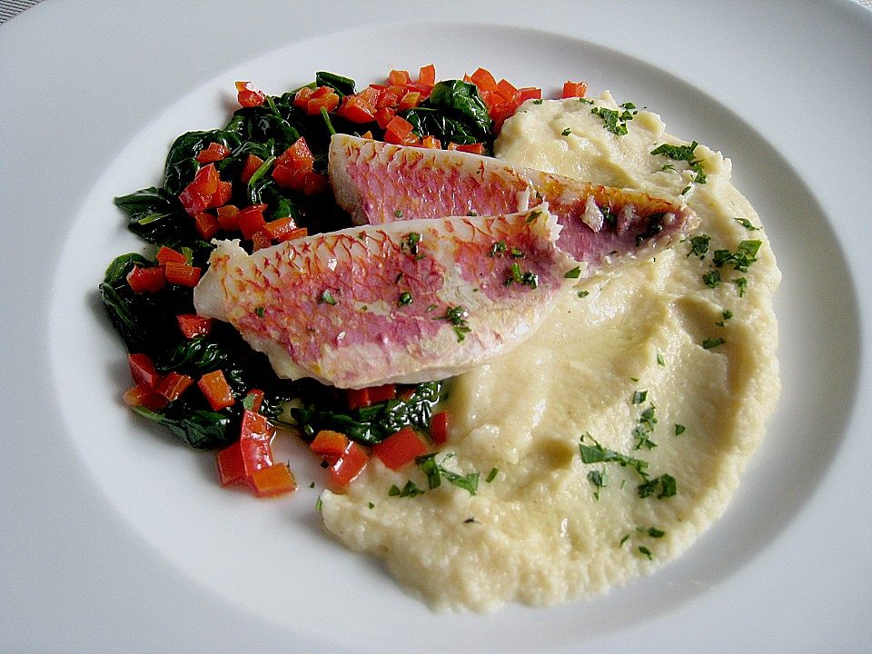 Rotbarbenfilets, in Gewürzöl gegart, auf Babyspinat mit Paprika und ...