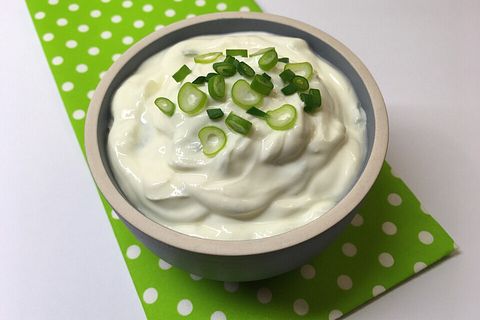 Dip mit Schmand, Creme fraiche, Frischkäse und Lauchzwiebeln von ...