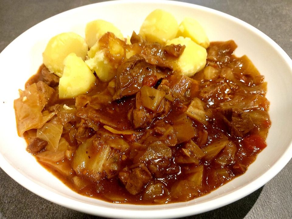 Schmorkohl mit Schweinegulasch von HansenWurst| Chefkoch