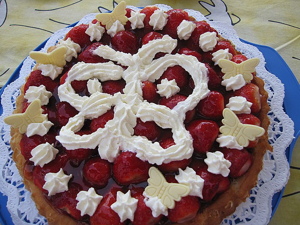 Biskuit mit Cremefüllung und Erdbeeren von Schnatter_Inchen| Chefkoch
