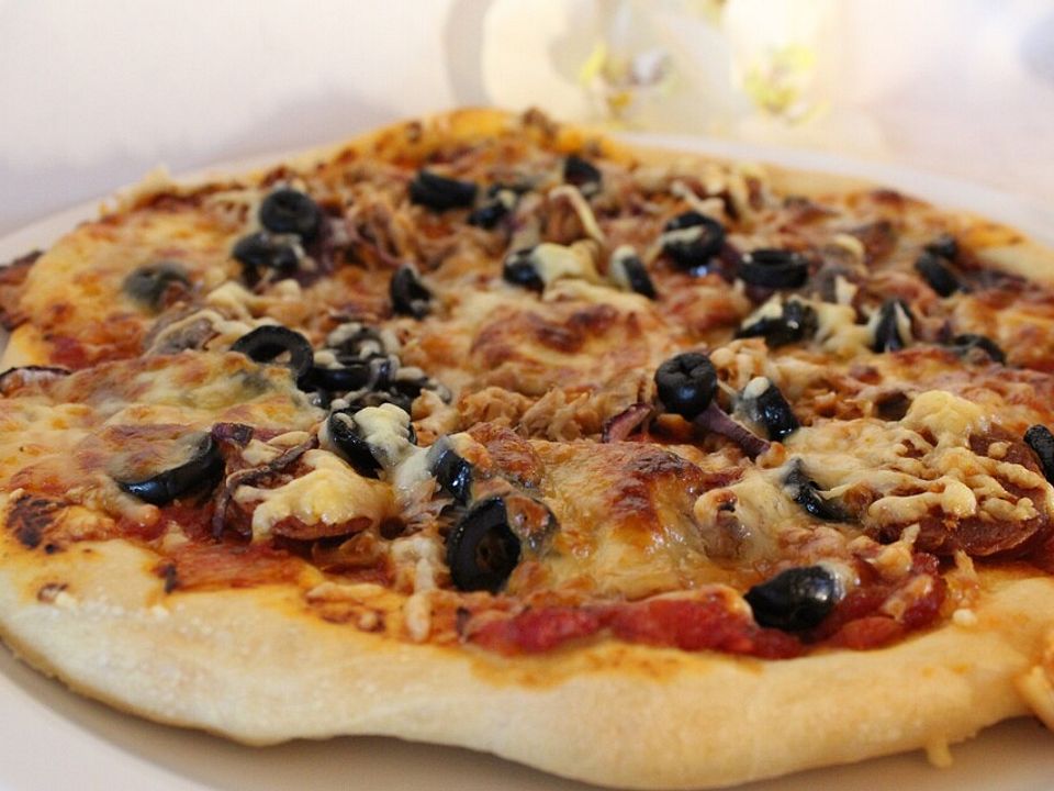 Pizza mit Sardellen und Thunfisch von narit| Chefkoch
