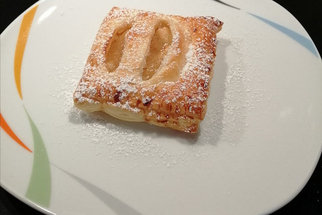 Apfel-Blätterteig-Taschen von Schralei