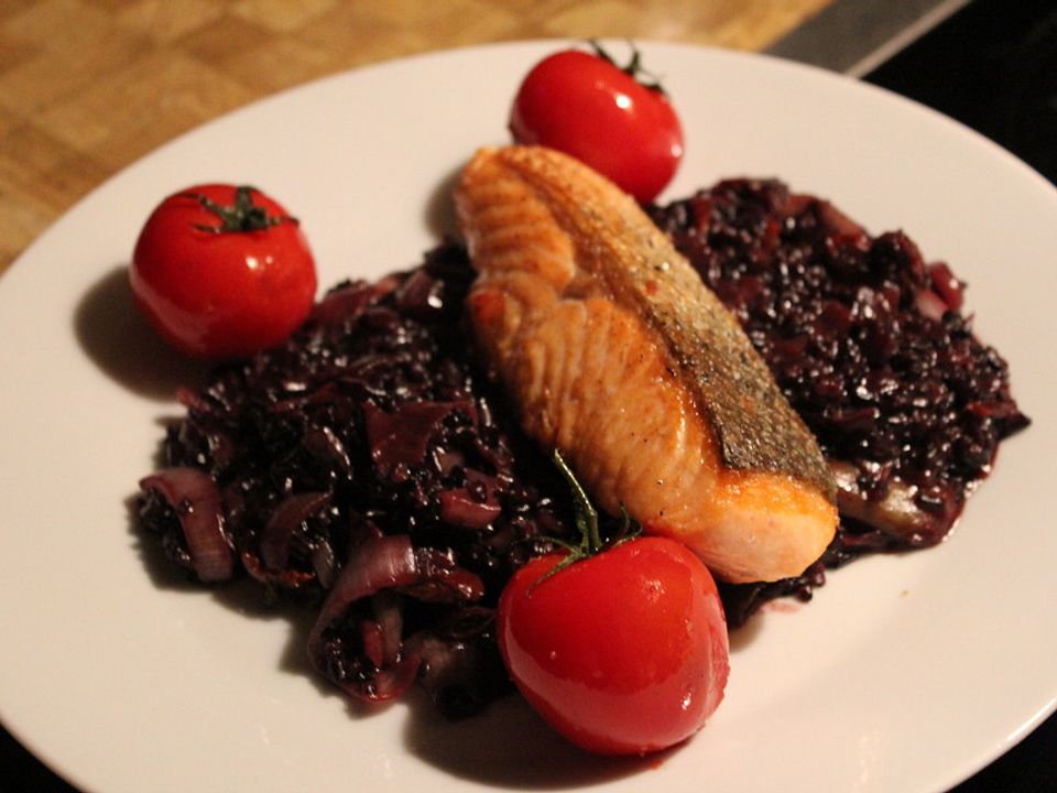 Schwarzes Venere Risotto mit Frühlingslauch, getrockneten Tomaten und ...