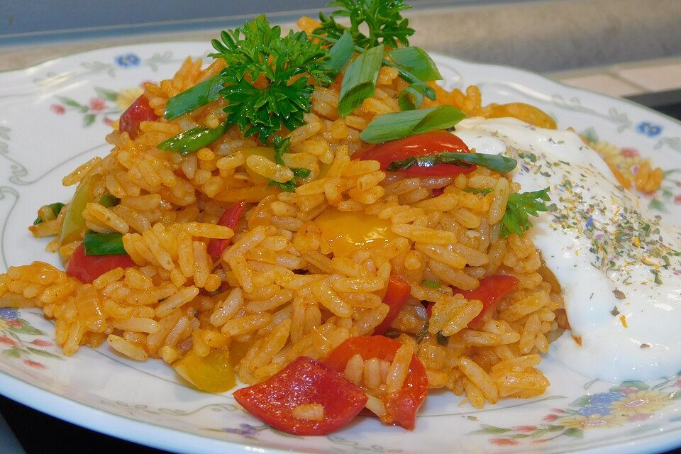 Paprika-Reis-Pfanne mit Joghurtsauce