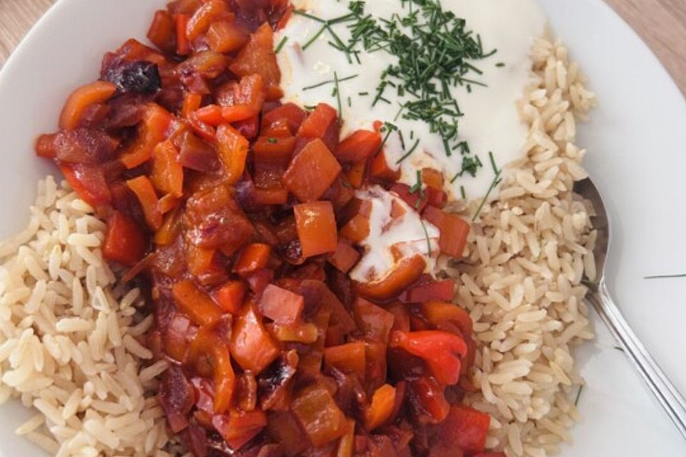 Paprika-Reis-Pfanne mit Joghurtsauce