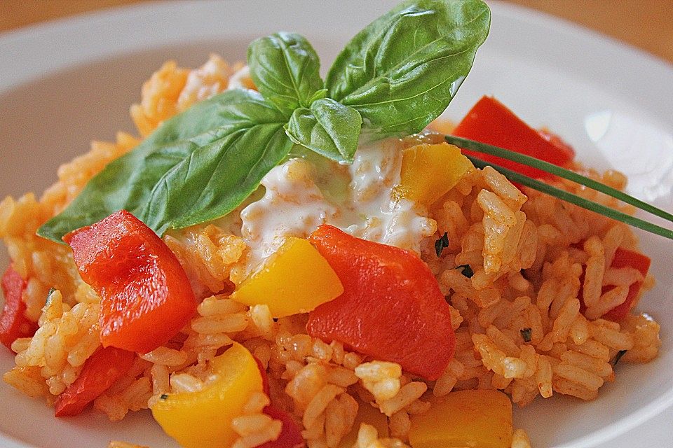 Paprika-Reis-Pfanne mit Joghurtsauce