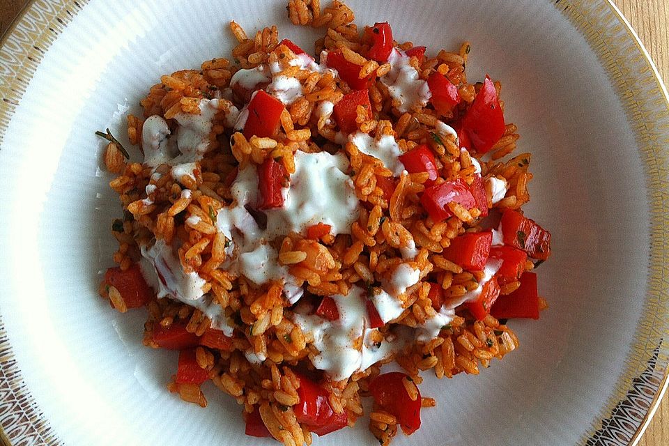 Paprika-Reis-Pfanne mit Joghurtsauce