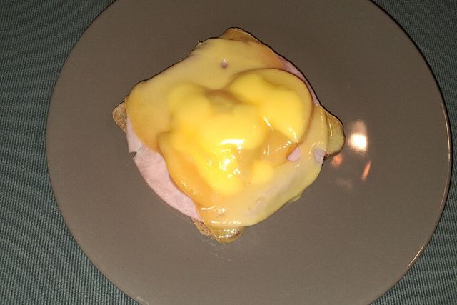 Überbackener Mett-Käse-Toast mit Pfirsich von SchmackoFatz3