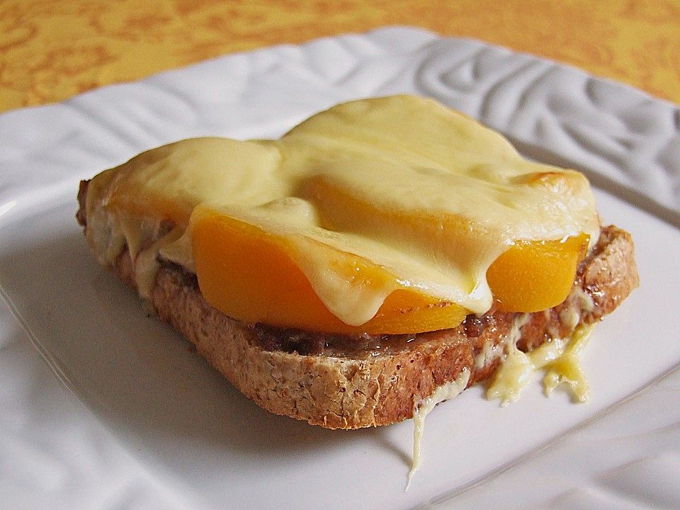 Überbackener Mett-Käse-Toast mit Pfirsich von SchmackoFatz3| Chefkoch