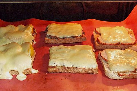 Überbackener Mett-Käse-Toast mit Pfirsich von SchmackoFatz3