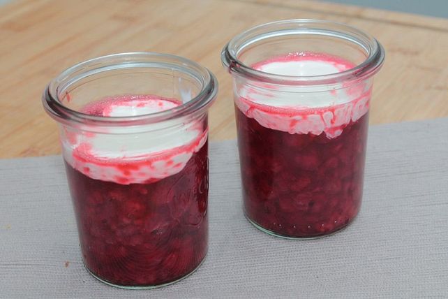 Dänische Rote Grütze mit flüssiger Sahne von Balalaika| Chefkoch