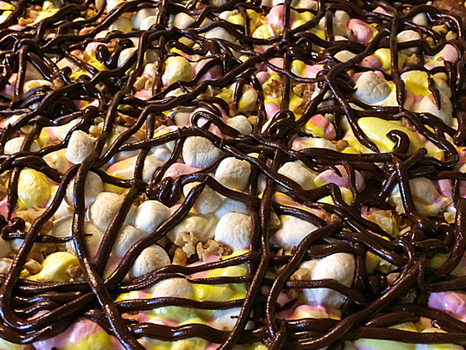 Brownies mit einem Marshmallows - Walnuss - Schoki - Topping von ...