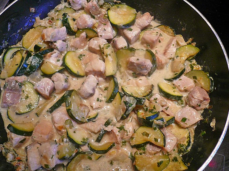 Pasta mit Lachs und Zucchini von anna--banana| Chefkoch
