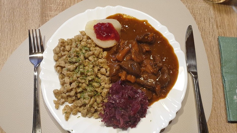 Hirschgulasch mit Preiselbeeren und Haselnussspätzle