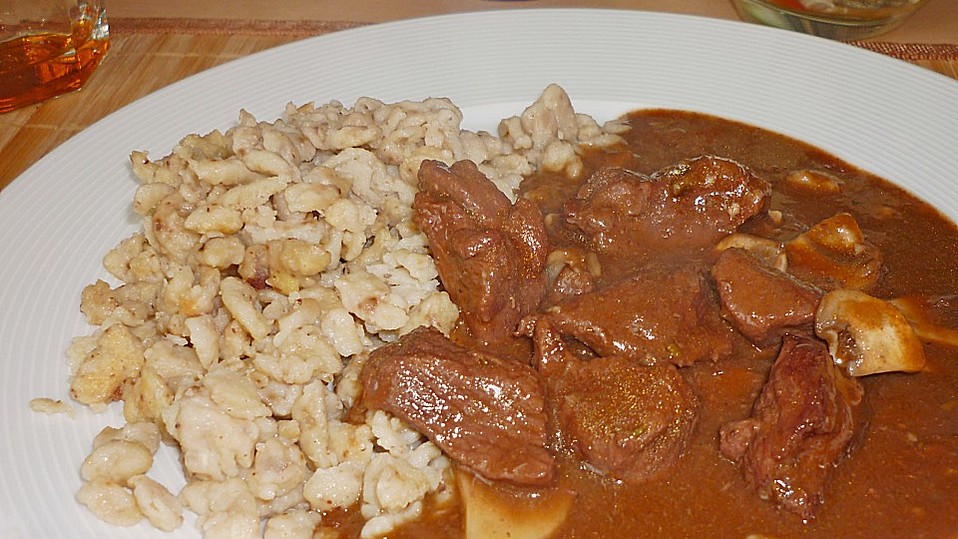 Hirschgulasch mit Preiselbeeren und Haselnussspätzle