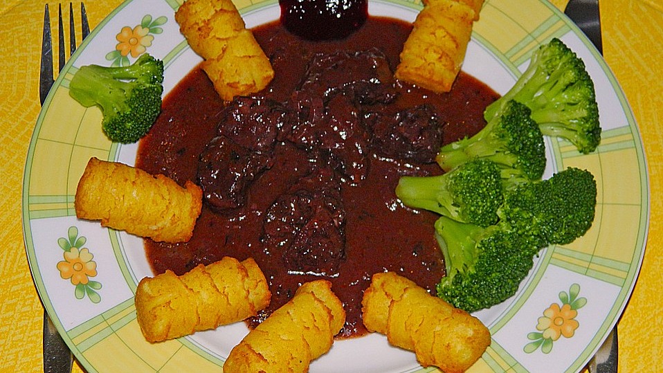 Hirschgulasch mit Preiselbeeren und Haselnussspätzle