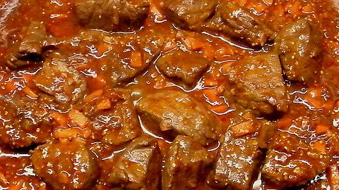 Hirschgulasch mit Preiselbeeren und Haselnussspätzle