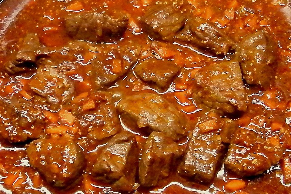 Hirschgulasch mit Preiselbeeren und Haselnussspätzle