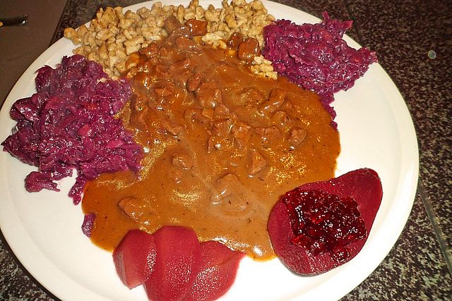 Hirschgulasch mit Preiselbeeren und Haselnussspätzle