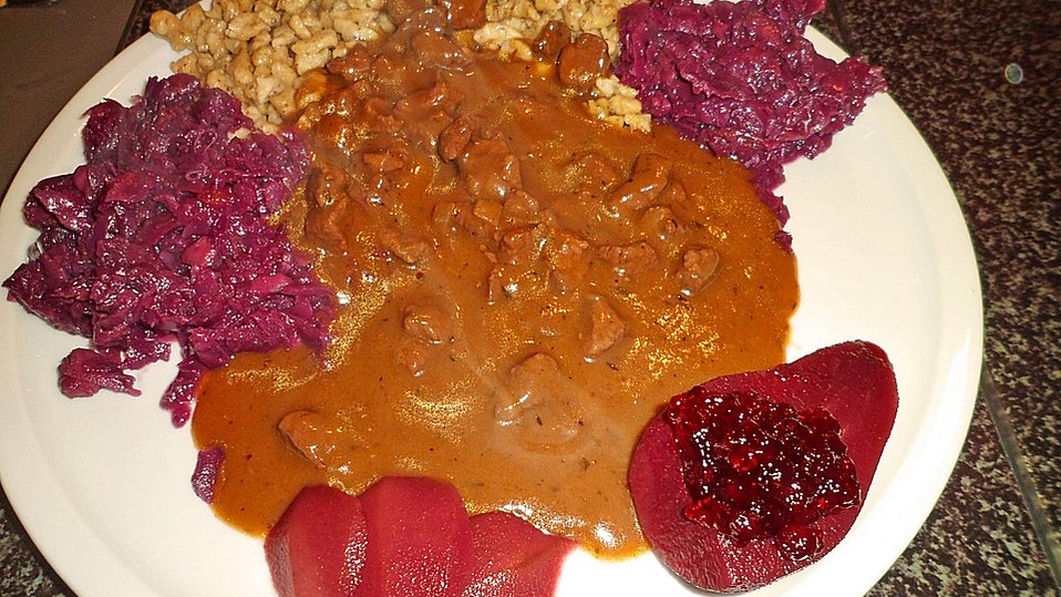 Hirschgulasch mit Preiselbeeren und Haselnussspätzle