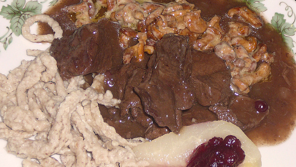Hirschgulasch mit Preiselbeeren und Haselnussspätzle