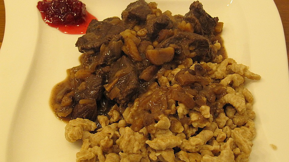 Hirschgulasch mit Preiselbeeren und Haselnussspätzle