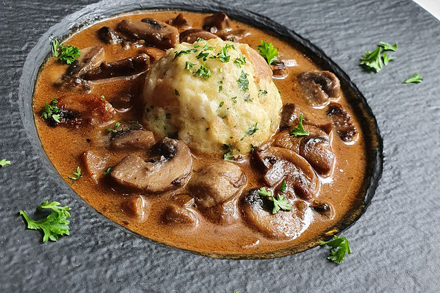 Rahmschwammerl Mit Semmelknodel