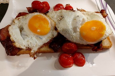 Spiegelei auf Toast