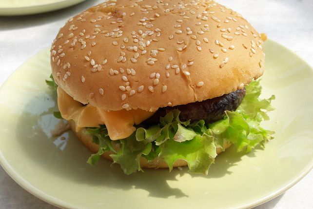 Beef`n`Cheese Burger with french fries von Nudili| Chefkoch