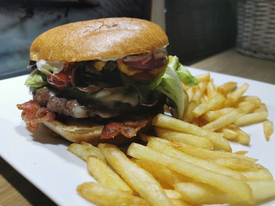 Beef`n`Cheese Burger with french fries von Nudili | Chefkoch