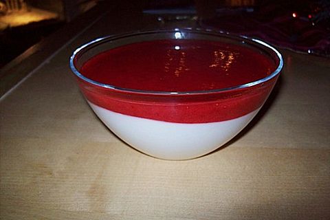 Schmandcreme mit pürierten Erdbeeren von Karo2512