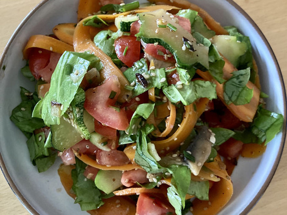 Zucchini-Salat mit Pilzen, Karotten und Sauerampfer von Fiefhusener ...