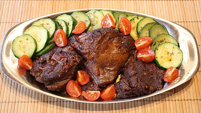 Rinderbacke in Rotwein geschmort von Monika