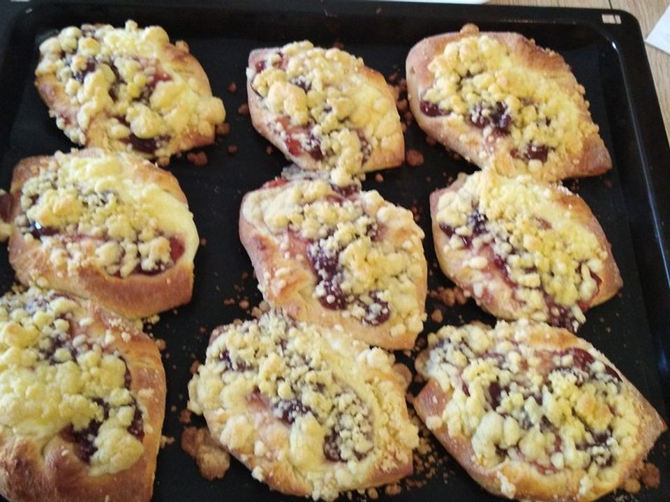 Plunderteilchen mit Kirschstreusel| Chefkoch