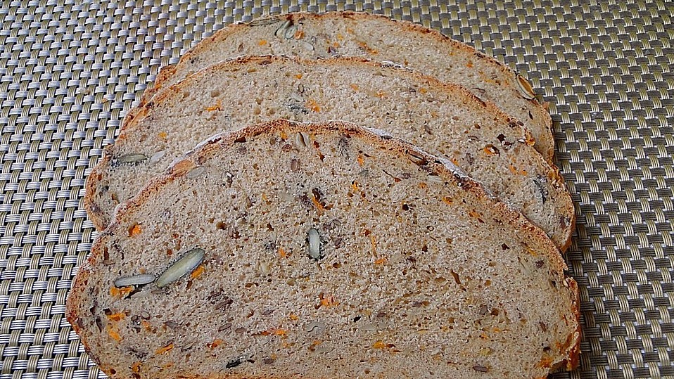 Körniges Dinkel-Möhren-Brot von Backmouse