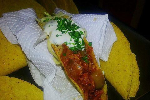 Taco Shell gefüllt mit einer Hack-Gemüse-Chili Mischung von ...